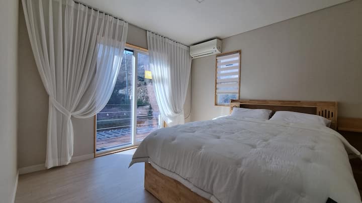 다올A동(전원주택2층독채)방3(침대3),화2/바베큐/전체방에어컨/바람막이 - 퇴촌면