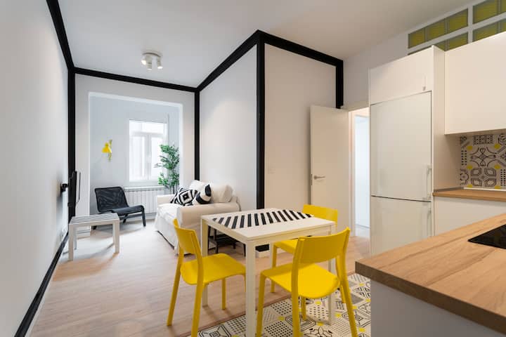 Design House In The Center Of Ferrol - Ares