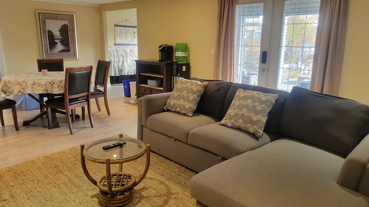 Entire Guest Suite, Private Entrance, Near Airport - Edmonton