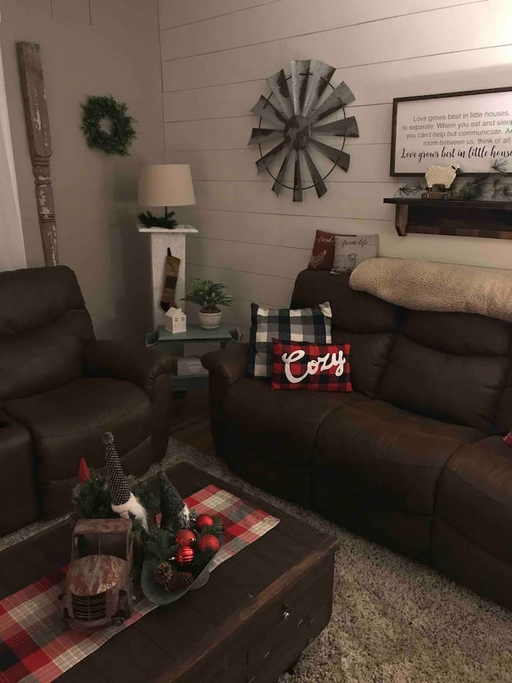 Cozy Cottage By Leanne And Sue - Decorah, IA