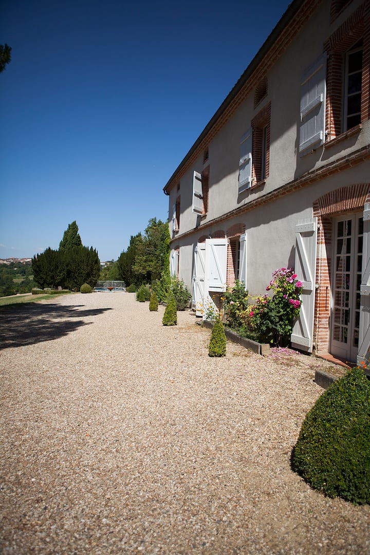 Dans L'aile D'une Demeure De Charme... - Lavaur
