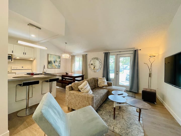 Pet-friendly Renovated Home Near University!! - Lethbridge