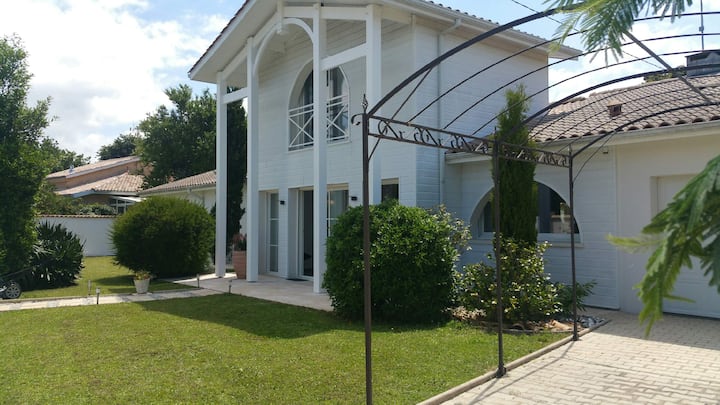 Bassin D'arcachon : Villa Avec Piscine Et Jacuzzi* - Parc de La Coccinelle