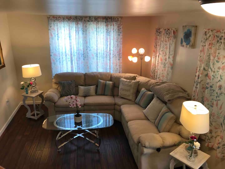 Newly Renovated Near Lake Wallanpaupack Sleeps 4-8 - Fairview Lake, PA