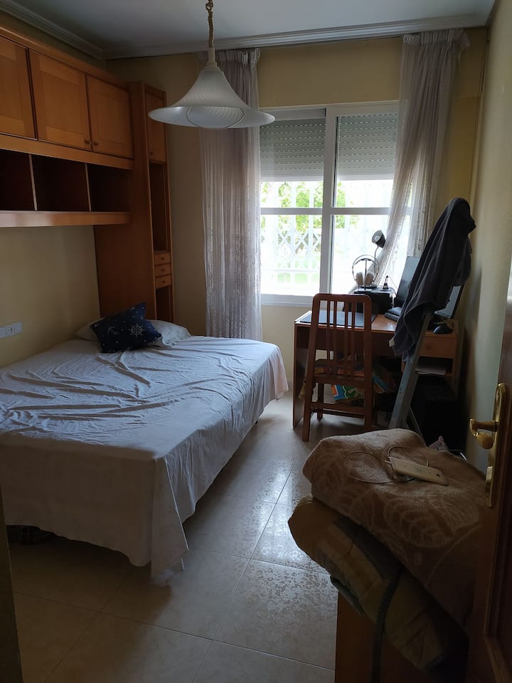 Comoda Habitación Con Cama De Matrimonio En Pleno Centro De Murcia. - Murcia