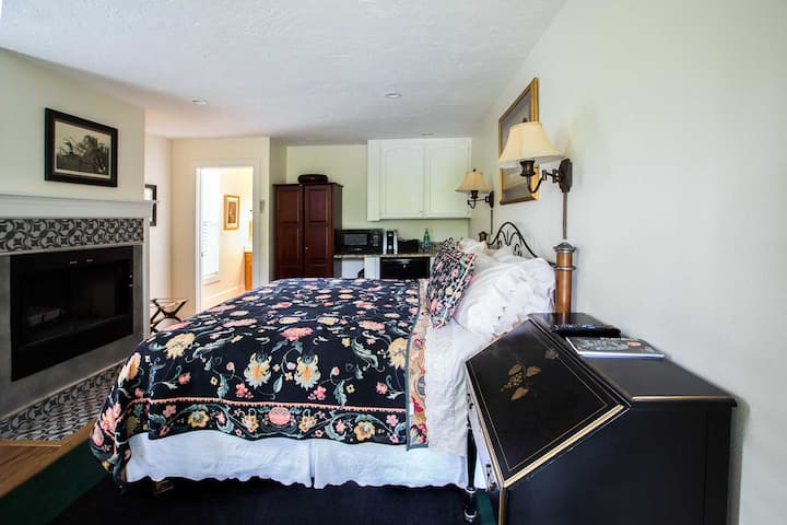 Shrews House, Baroque Room - Ashland, OR