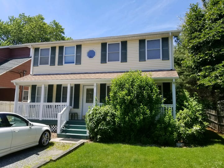 Comfortable Spacious Hse W/walk 2 Beach+central Ac - Narragansett, RI