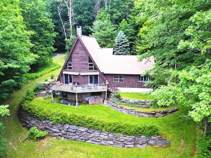 Spacious & Private Berkshires Chalet, In Lenox - Lenox, MA