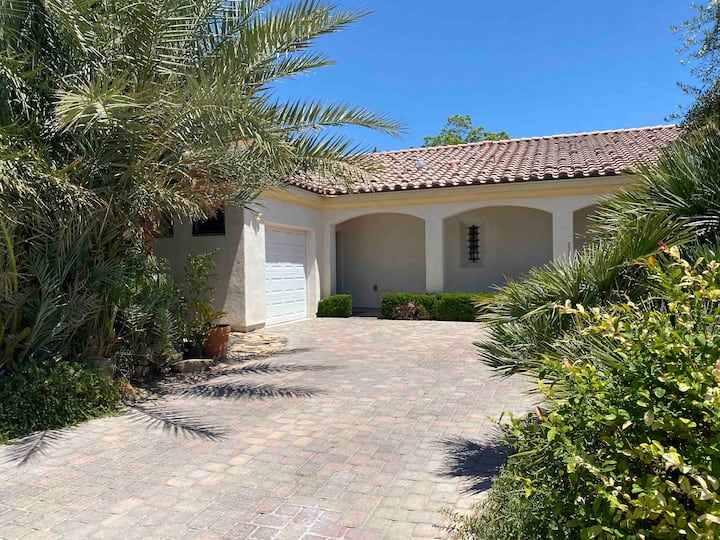 2 Bed/2 Bath Glen Heather Gem With Oasis-like Yard - Las Vegas