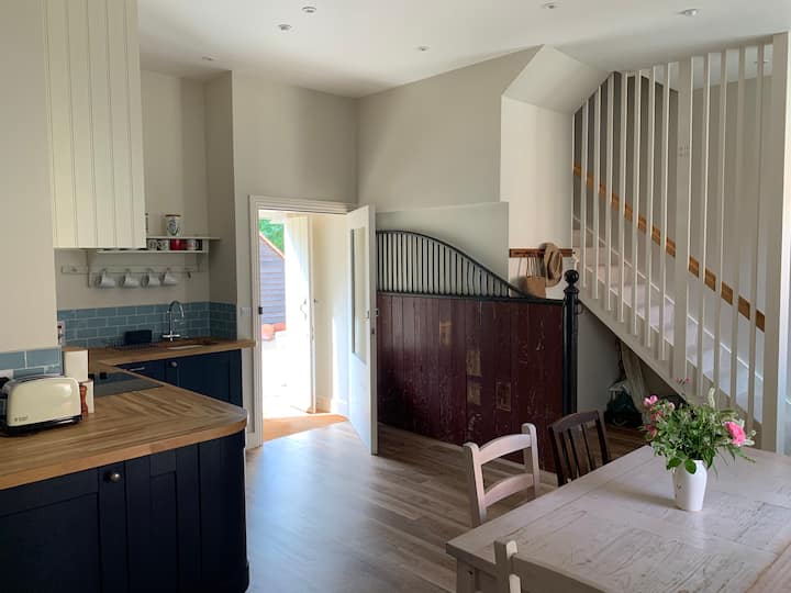 2 Bed Stable In Beautiful Parkland Setting - Howletts Wild Animal Park