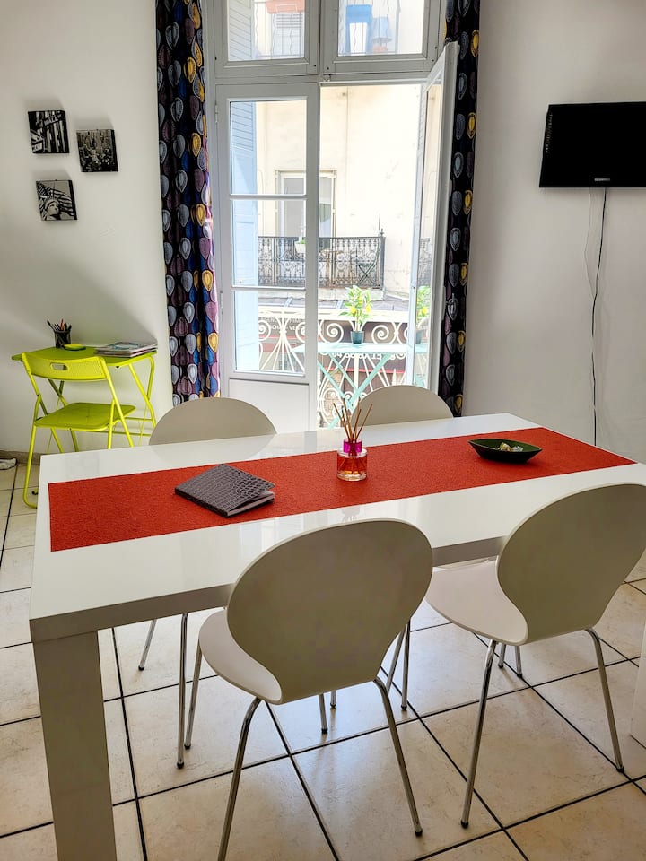 Entre Arènes Et Maison Carrée P1 - Nîmes