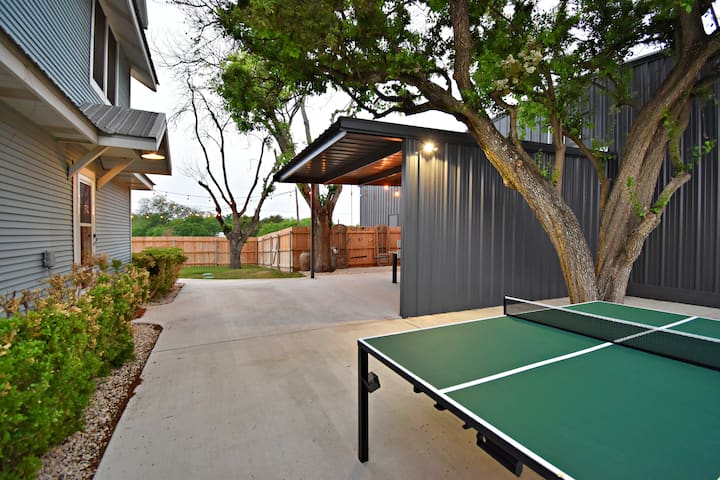 Entire Home - New Braunfels, Sleeps 16 W/ Hot Tub! - New Braunfels, TX