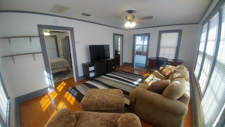 Downtown Upstairs Guesthouse - Tallahassee, FL