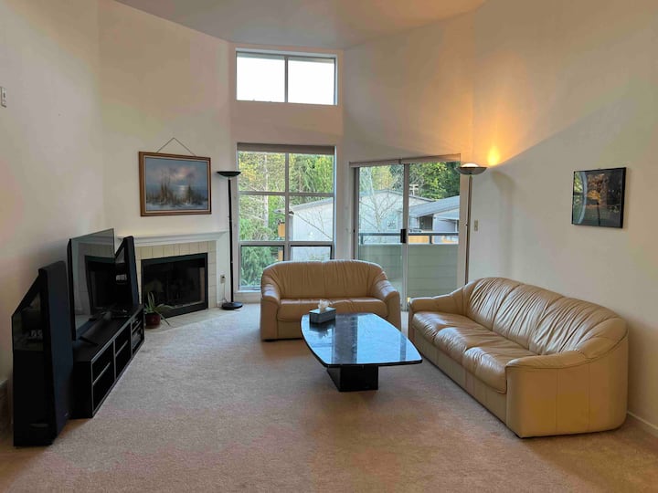 Bright Spacious 2 Bed/ 2 Bath Condo W/parking - Bellevue