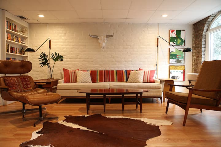 Elegant Savannah Patio Apartment! An Arty Flair On Jones Street - Savannah
