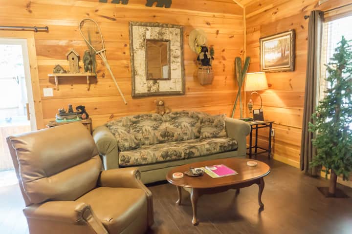 1 King Bedroom Cozy Cabin - Gatlinburg, TN