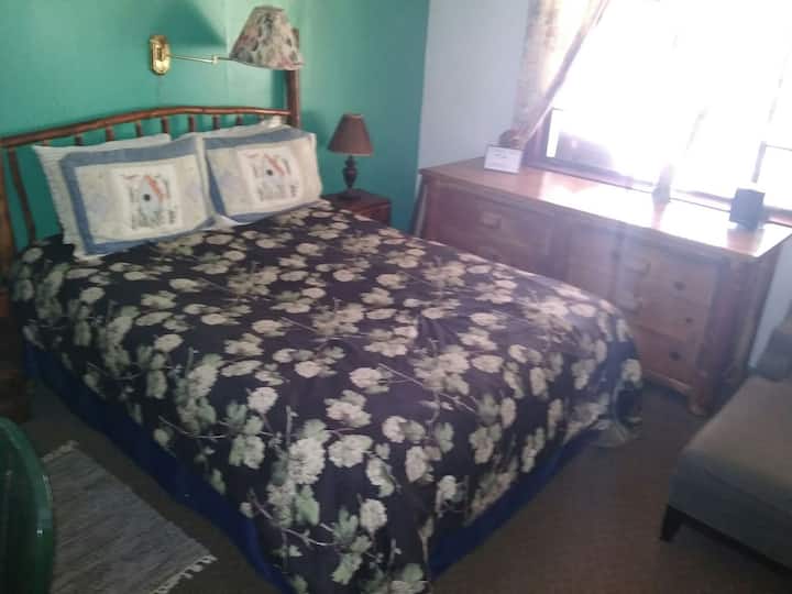 Cyndi's Snowline Lodge Rm3 - California