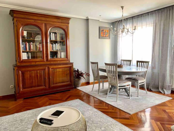 Piso Confortable . Con Terraza  Y Parking - Ourense