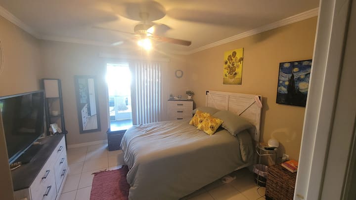 Cozy Condo W/ Work Space & Patio - Fort Myers, FL
