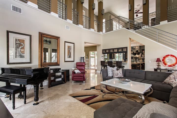Beautiful Queen Suite W. Private Bath & Balcony - Tampa, FL