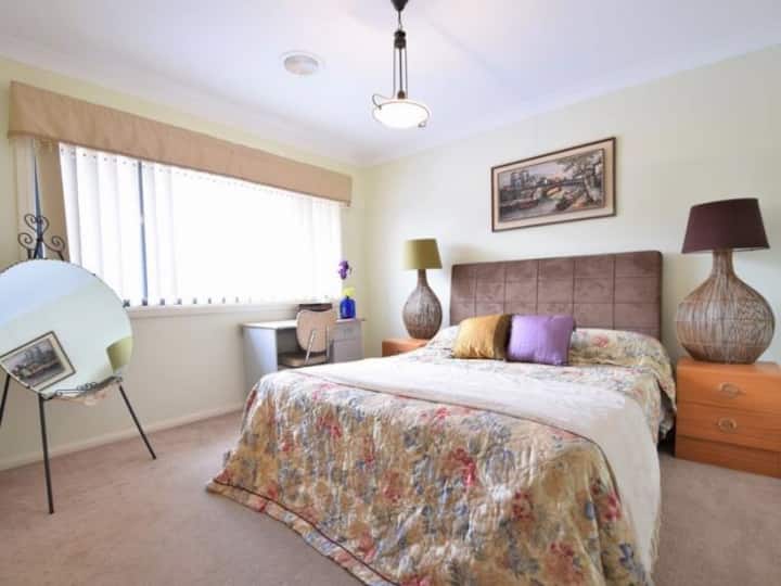 Spacious Home In The Heart Of Town - Young