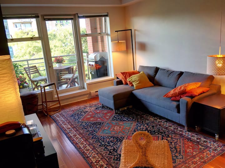 Treetop Modern Condo - Victoria