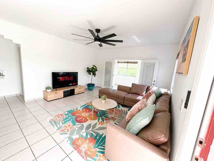 Spacious Chic Home|sleeps 7|central |Yard - Miami, FL