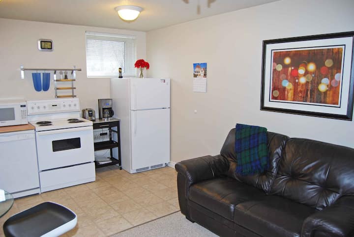 Beautiful 2 Bed. - City Centre - Free Parking - Saskatoon
