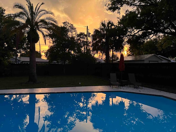 Encanto Clearwater Pool Home Centrally Located. - Clearwater, FL