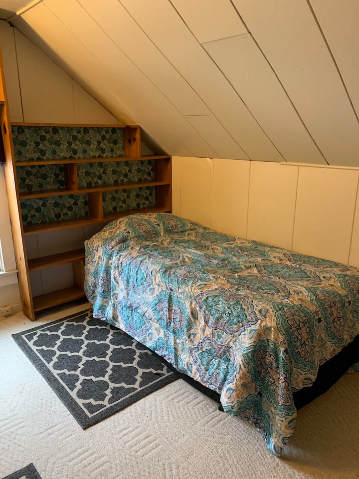 Spacious Loft Close To Everything - Self Check-in - Lansing, MI