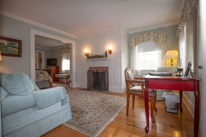 Compass Rose Inn - King Suite 5 - Newburyport, MA