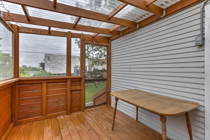 2 Br Plaza Apt. Porch & Yard - Kansas City