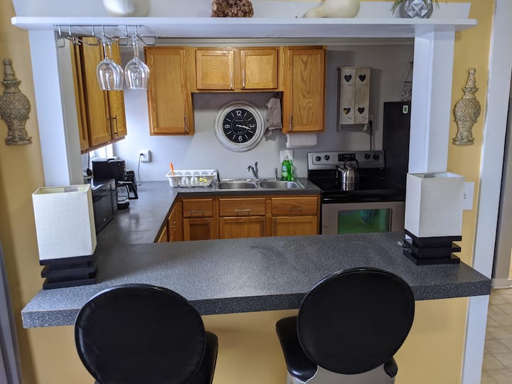 Traveling Professionals Upstairs Duplex - Saint Joseph, MO