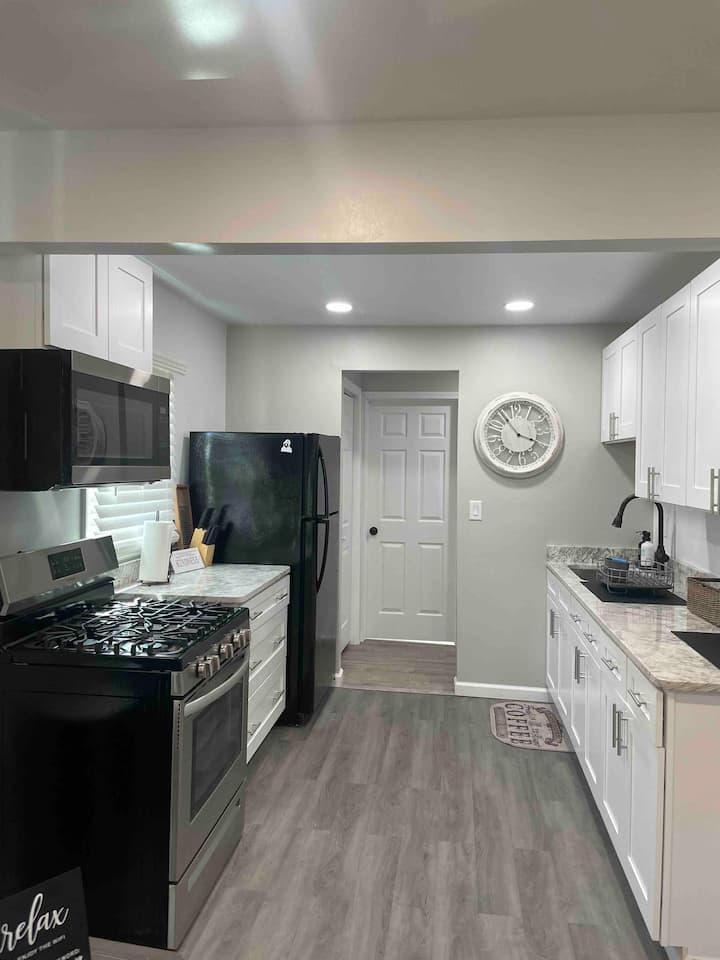 Eastlake Modern Home - Utopia Beach Club