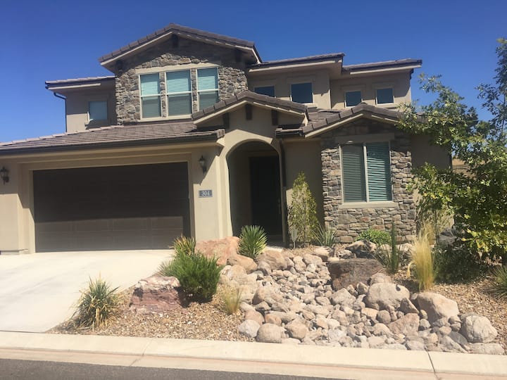 Beautiful Getaway Next To The Pool - St. George, UT