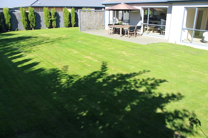 Halswell Lovely Modern 4 Bedroom Home - 基督城