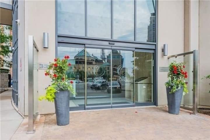 Exemplary 2br Condo In Square One Mississauga - Mississauga