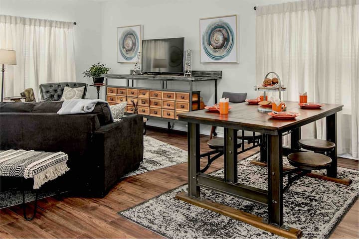 Lynbrook Family Manor~ Rustic 3 Bed /Pet Friendly - Conroe, TX