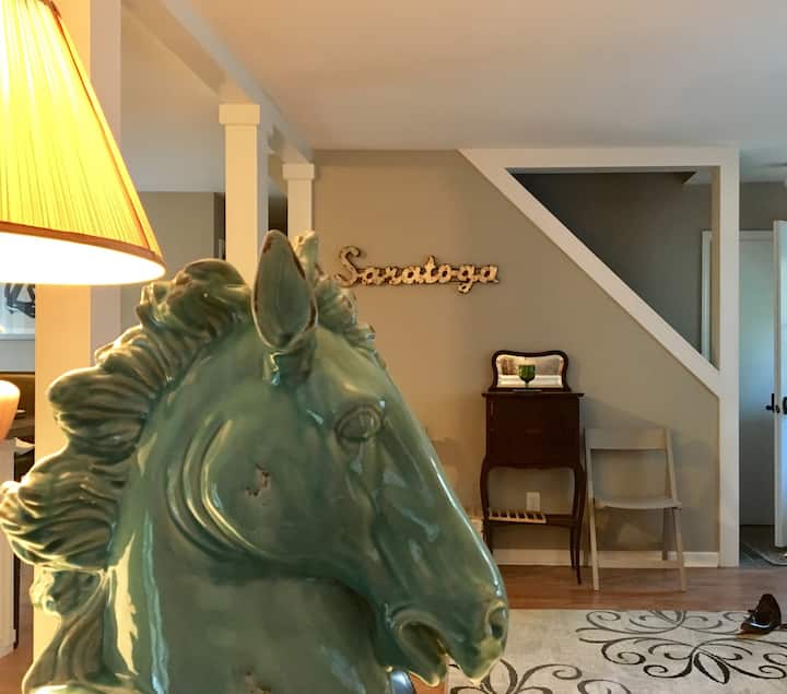 Perfect Saratoga  Rental-2 Blocks From Racecourse - Saratoga Springs, NY