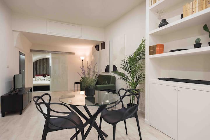 The Little House 6 - In The Heart Of Naples - Naples