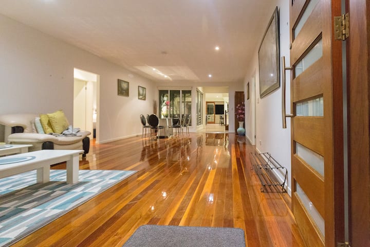 Spacious House In The Heart Of Surfers Paradise - Surfers Paradise