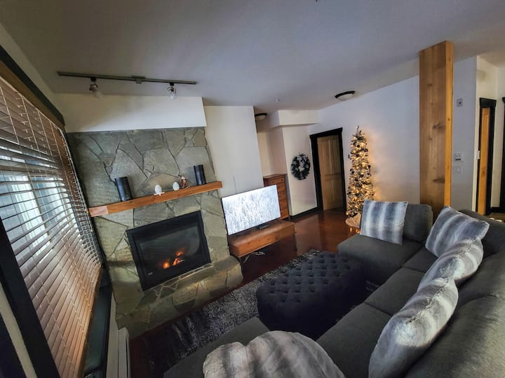 Glacier Lodge Ski In/out Condo - Private Hot Tub - Big White Ski Resort, BC