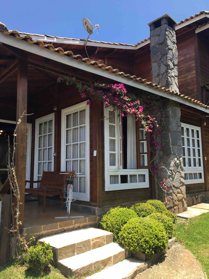 Encantador Chalé Com Linda Vista, Na Vila Natal Com 3 Dormitórios, Amplo Espaço Com Fogão A Lenha, Forno De Pizza E Churrasqueira E Mesa De Sinuca. - Campos do Jordão