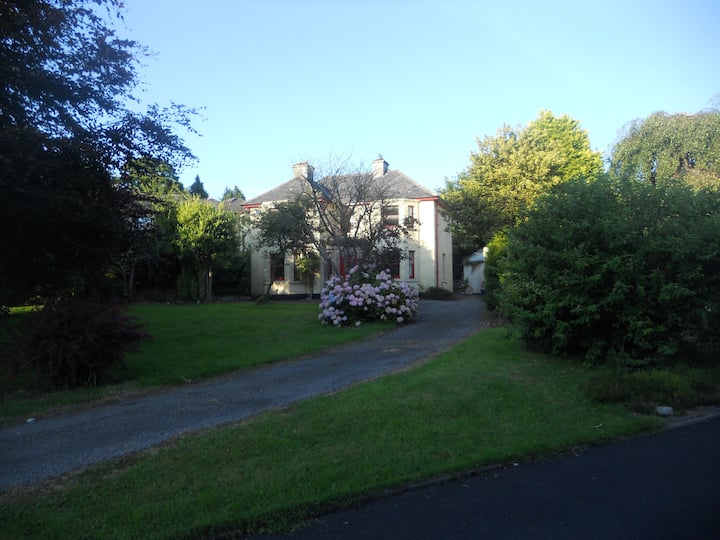 Large Private House Within 1 Km Of City - Sligo