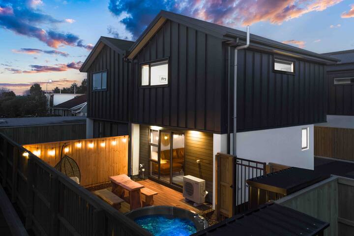 Cozy Retreat With Hot Tub - West Coast