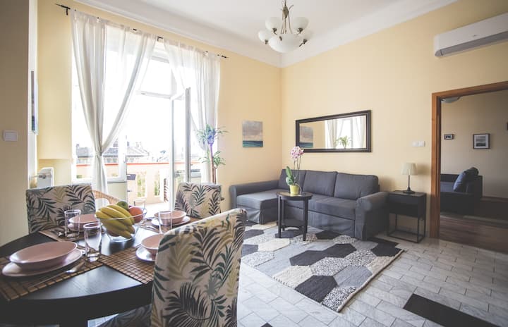 Top Floor Green Park View Balcony Flat - Budapest