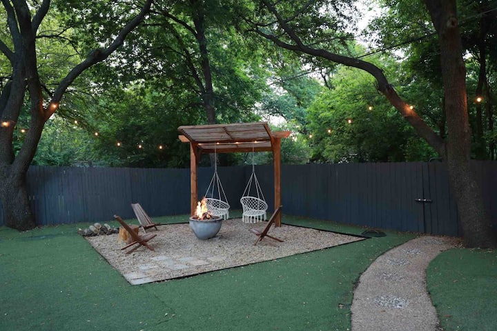 Funky 3br Cottage W/ Private Mini Golf + Fire Pit - Dallas, TX
