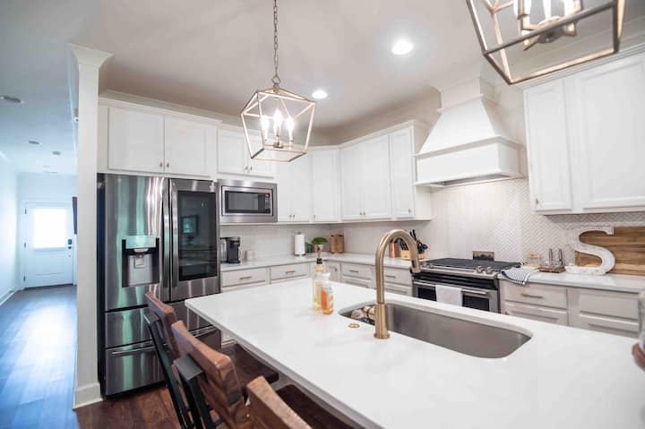 Classy 3br Auburn Home W/2 Masters! & Bonus Room! - Auburn, AL