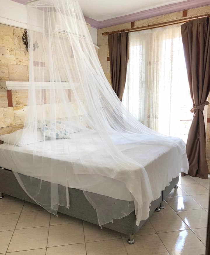 Eski Foça Merkezde Kiralık Taş Oda - Foça