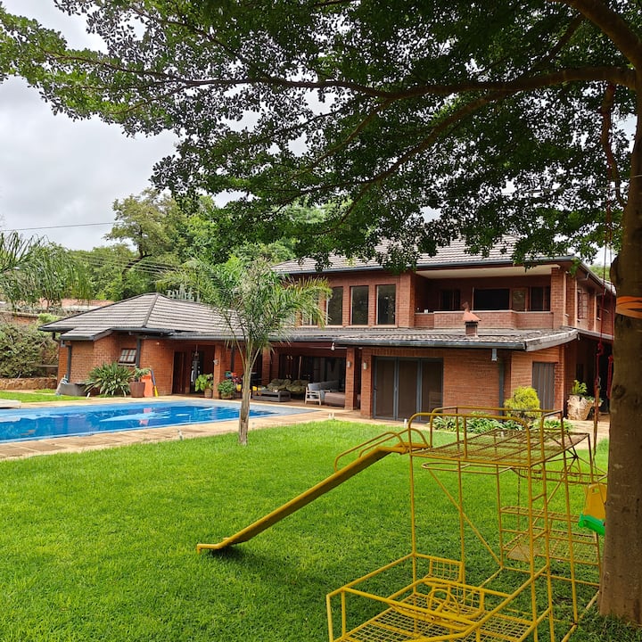 Beautiful 8 Bedroom Villa With Large Garden & Pool - Lilongwe